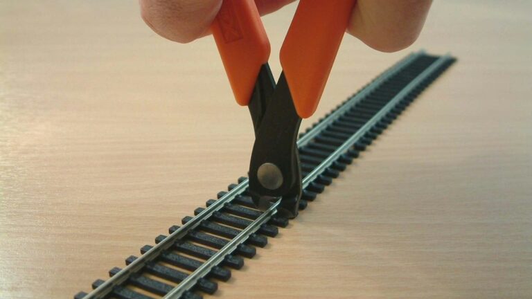 How to Set Up Your First HO Scale Train Set - Model Train Gauges & Scales